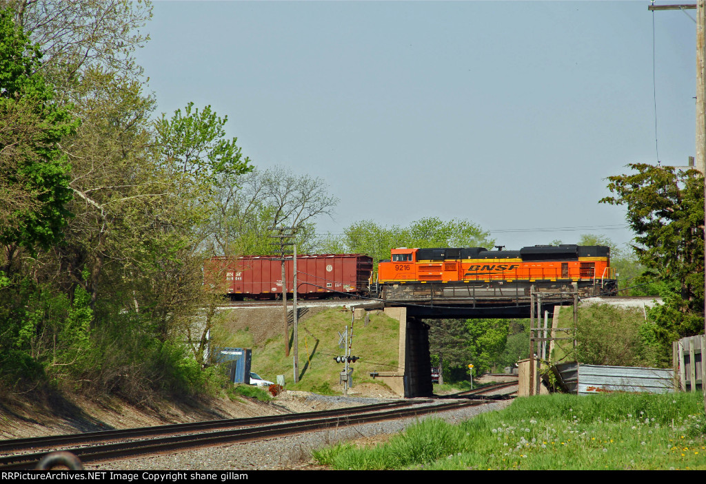 BNSF 9216 Works dpu on a oil can!